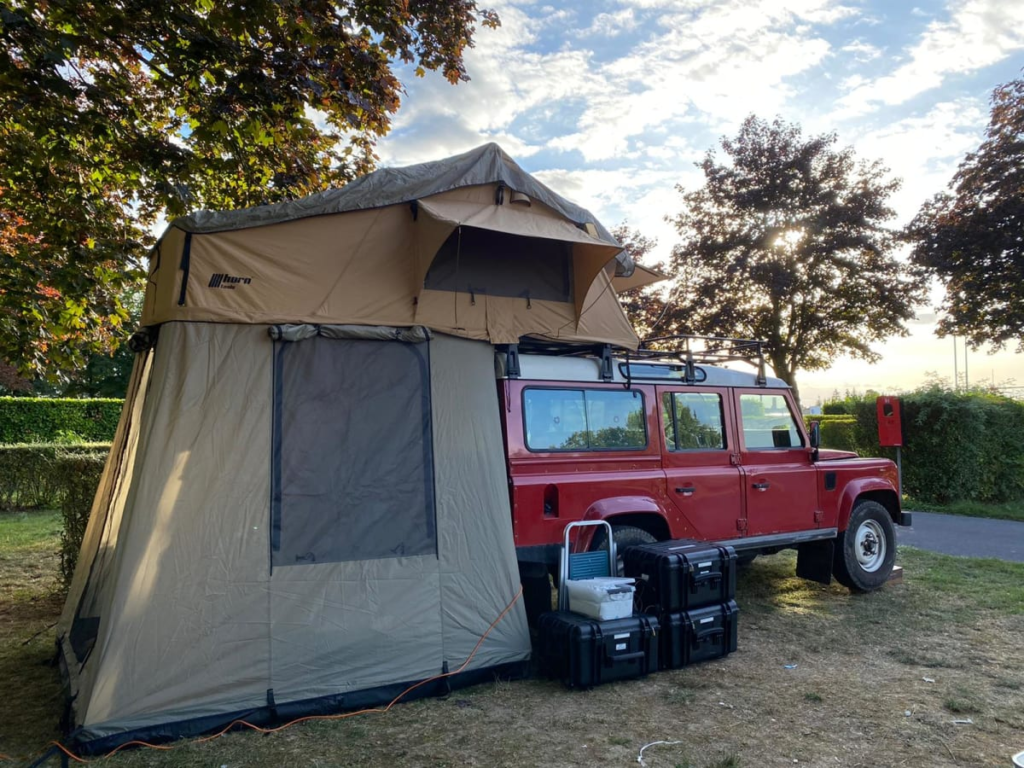 Waar huur je zo’n gave Landrover Defender met daktent?