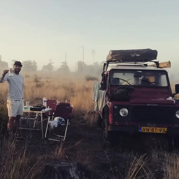 Waar huur je zo’n gave Landrover Defender met daktent?