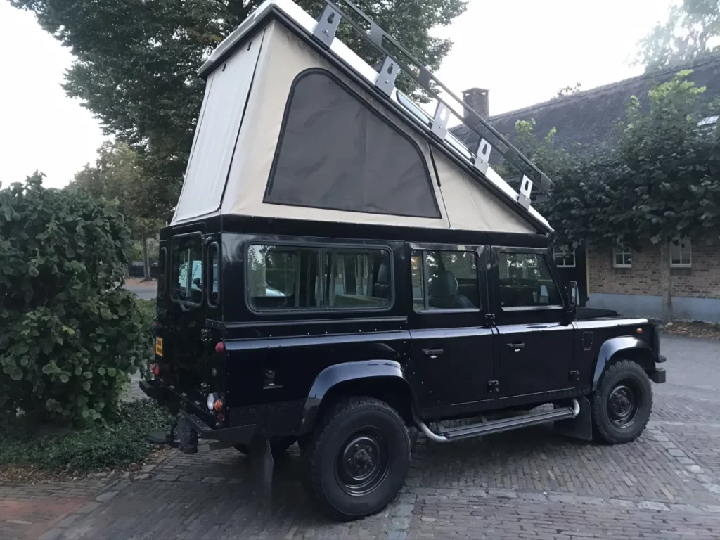 Waar huur je zo’n gave Landrover Defender met daktent?